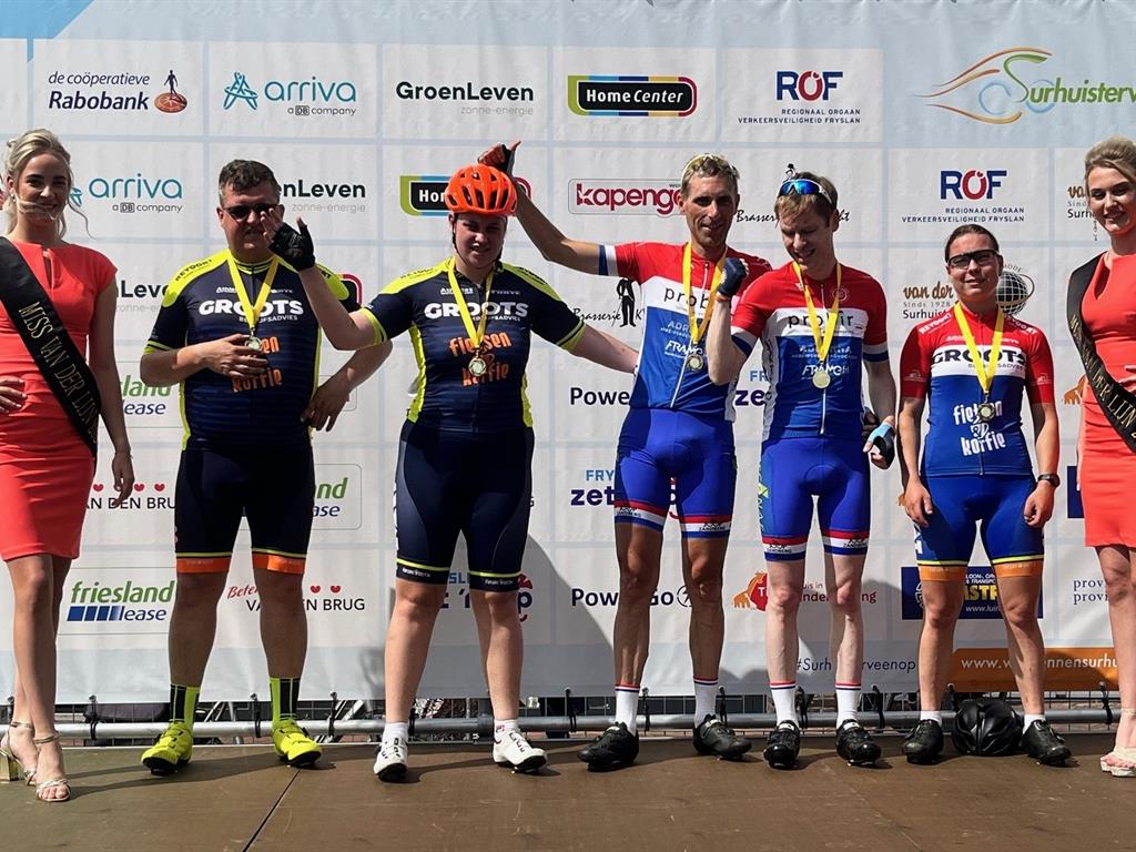 Roel Bruijn en Melanie Helweg de rapste bij handbikewedstrijd | Wielrennen Surhuisterveen