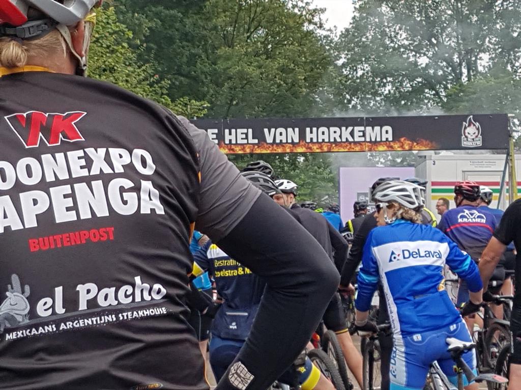 Sfeerreportage Hel van Harkema op RTV NOF | Wielrennen Surhuisterveen